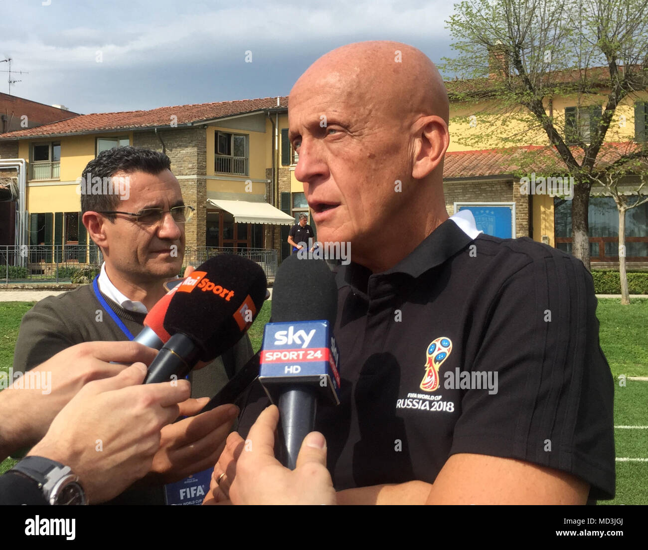 Fifa soccer referee pierluigi collina hi-res stock photography and ...