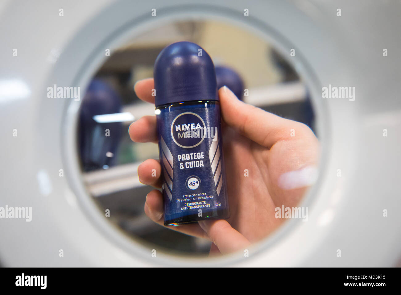 18 April 2018, Germany, Hamburg: An employee checks a deodorant bottle ...