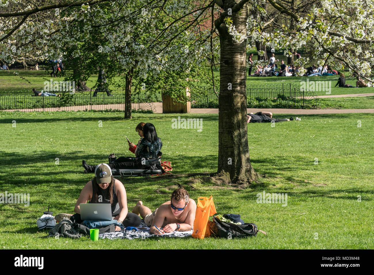 Spring Weather London Uk Stock Photos & Spring Weather London Uk Stock ...
