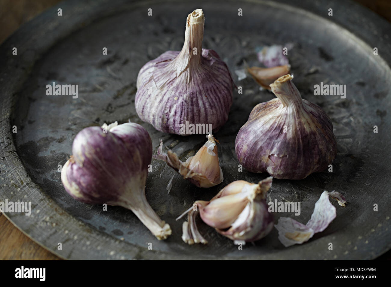 Garlic bulbs on tray Stock Photo - Alamy