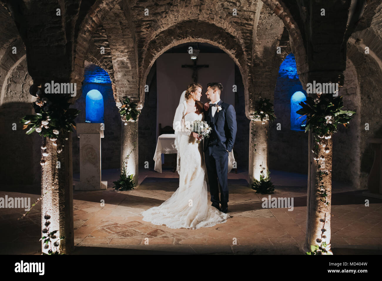 Couple getting married church hi-res stock photography and images - Alamy