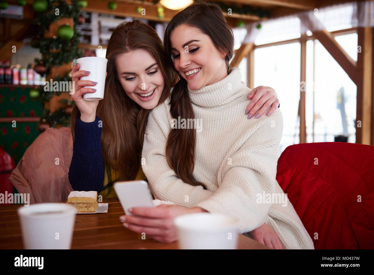 Young women text restaurant hi-res stock photography and images - Alamy