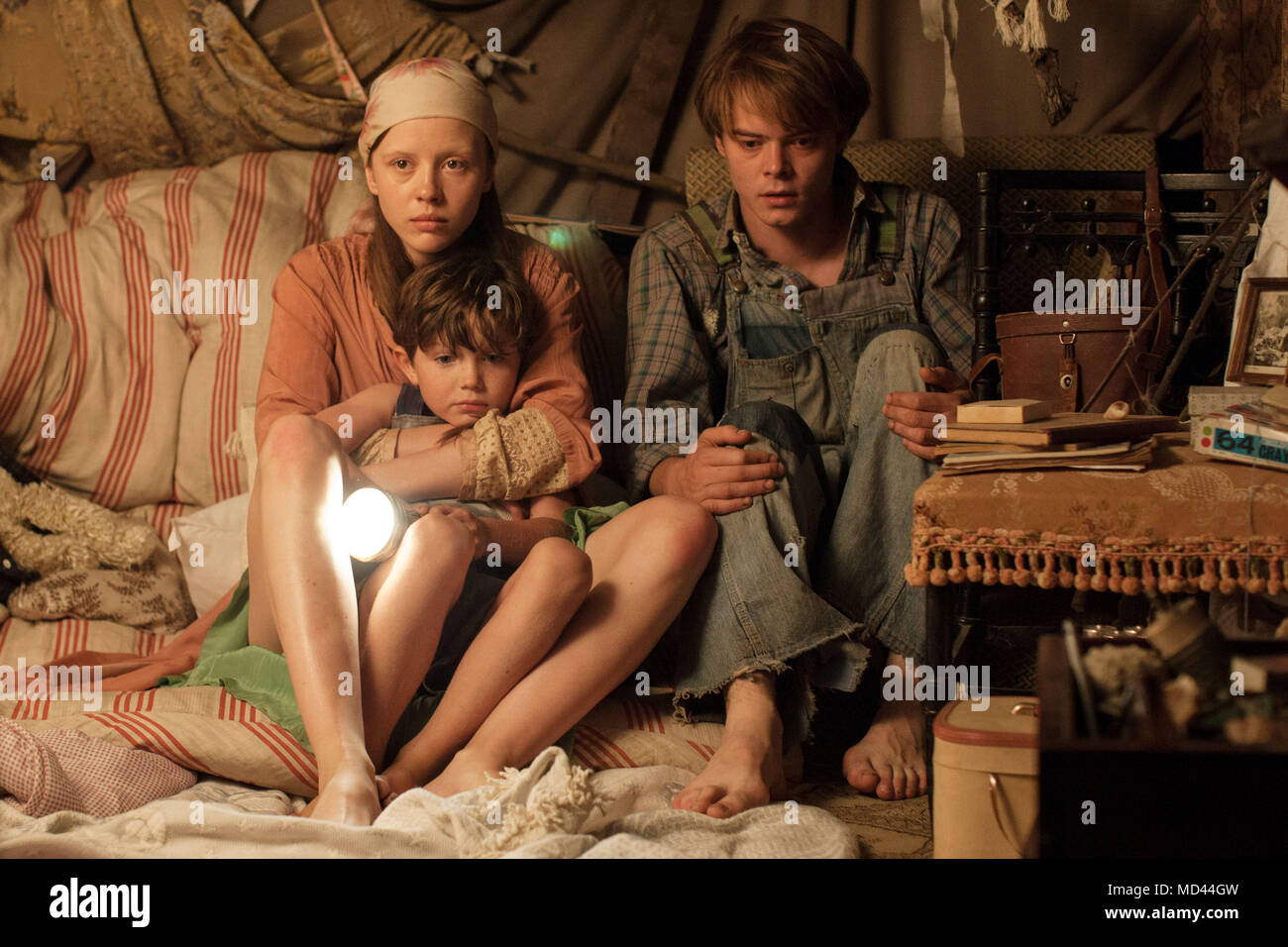 MARROWBONE, (aka EL SECRETO DE MARROWBONE), from left: Matthew Stagg ...