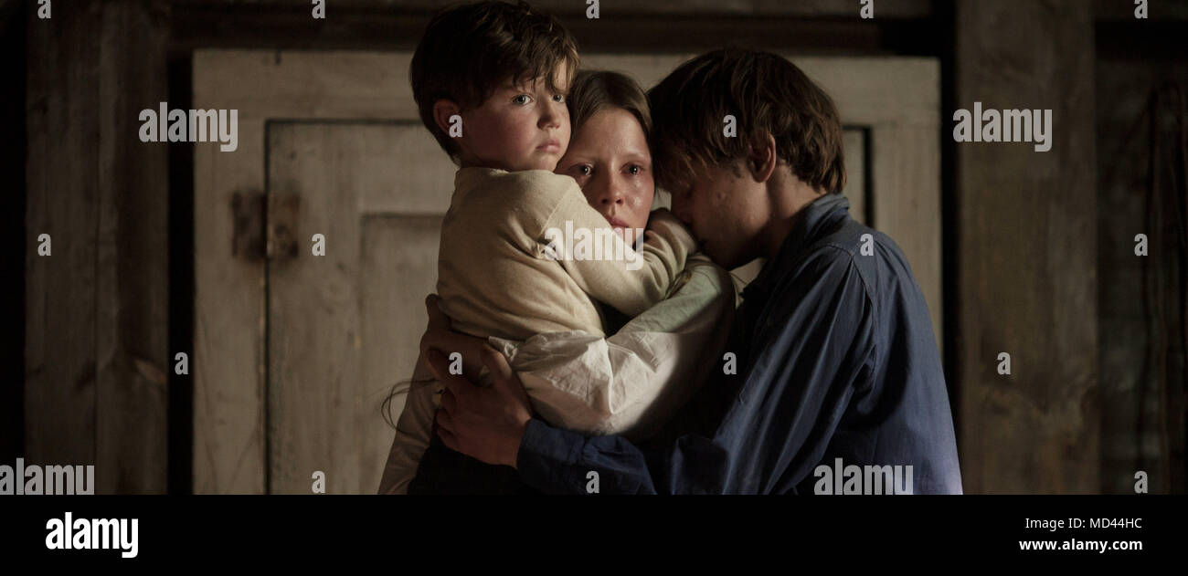 MARROWBONE, (aka EL SECRETO DE MARROWBONE), from left: Matthew Stagg ...