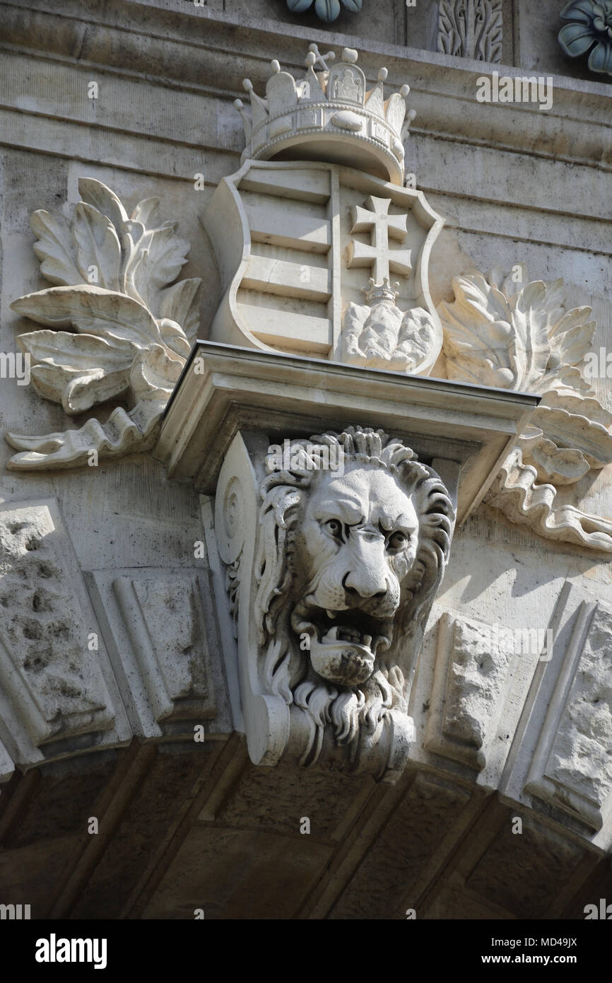 Lions head statue hi-res stock photography and images - Alamy