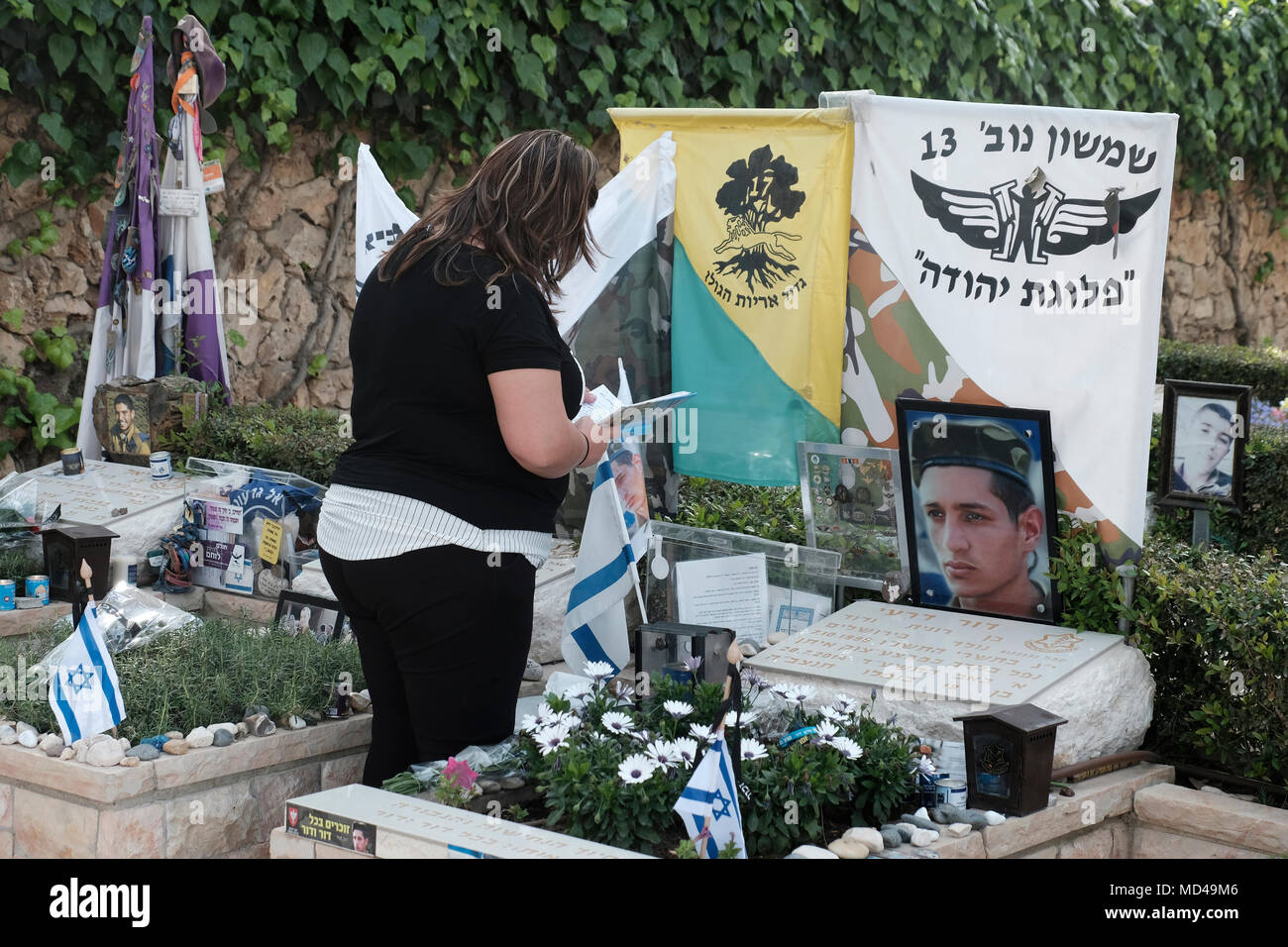 Israeli woman praying in military hi-res stock photography and images ...