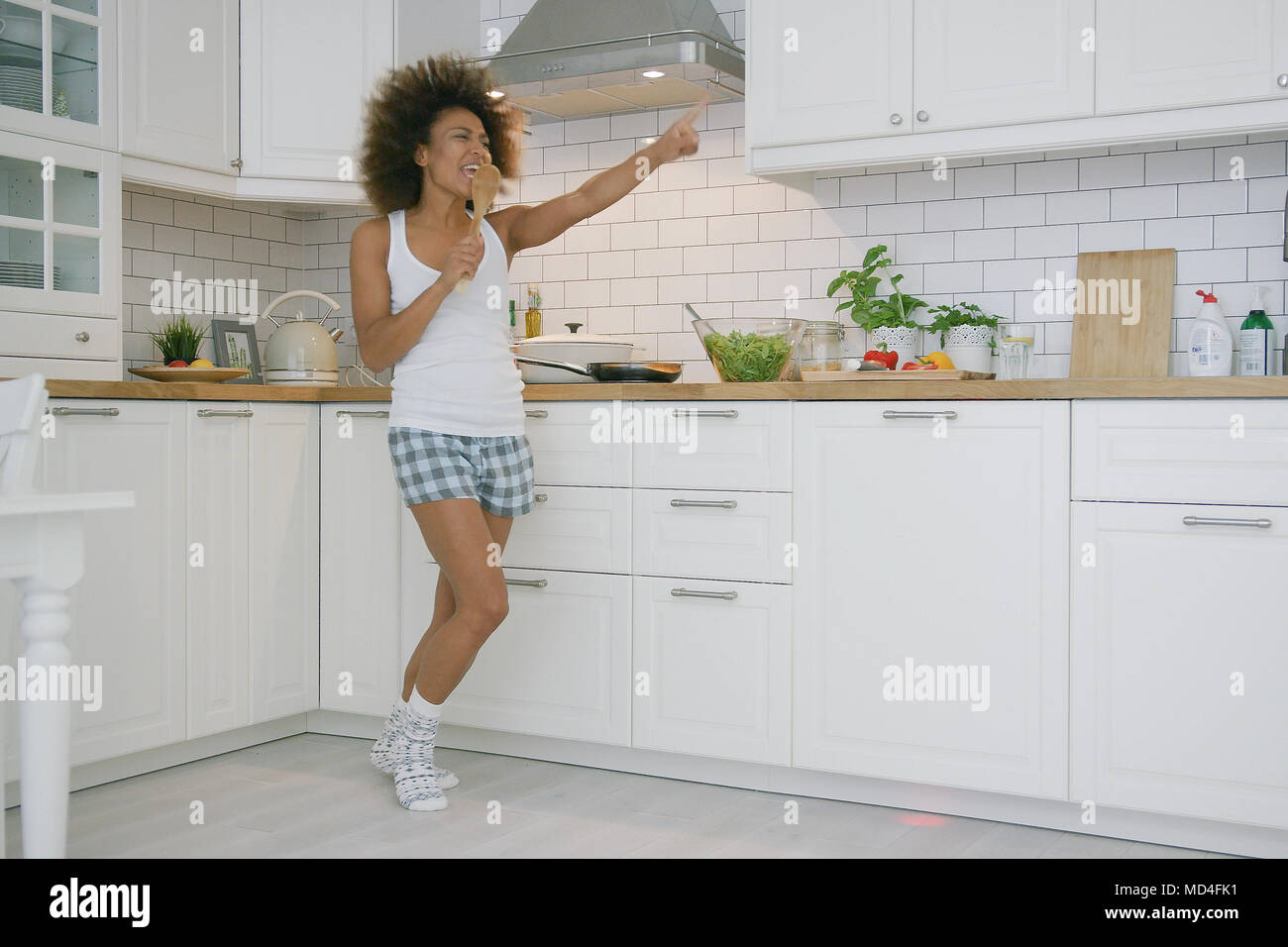 Woman sing kitchen hi-res stock photography and images - Alamy