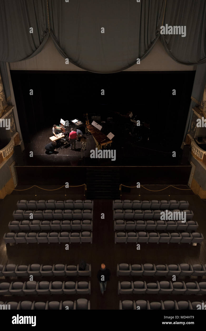 Staff on stage hi-res stock photography and images - Alamy