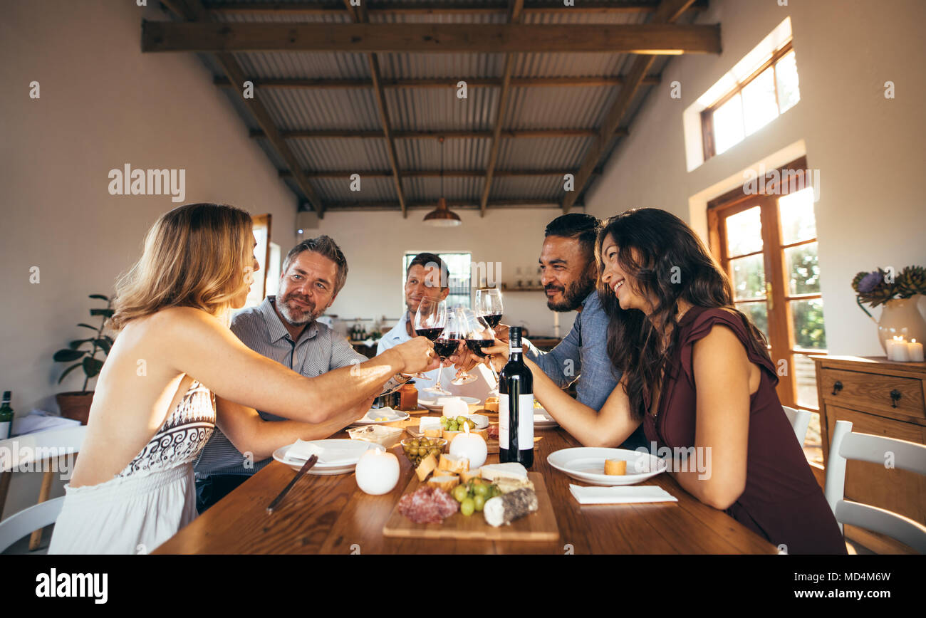 Friends around dining table hi-res stock photography and images - Alamy
