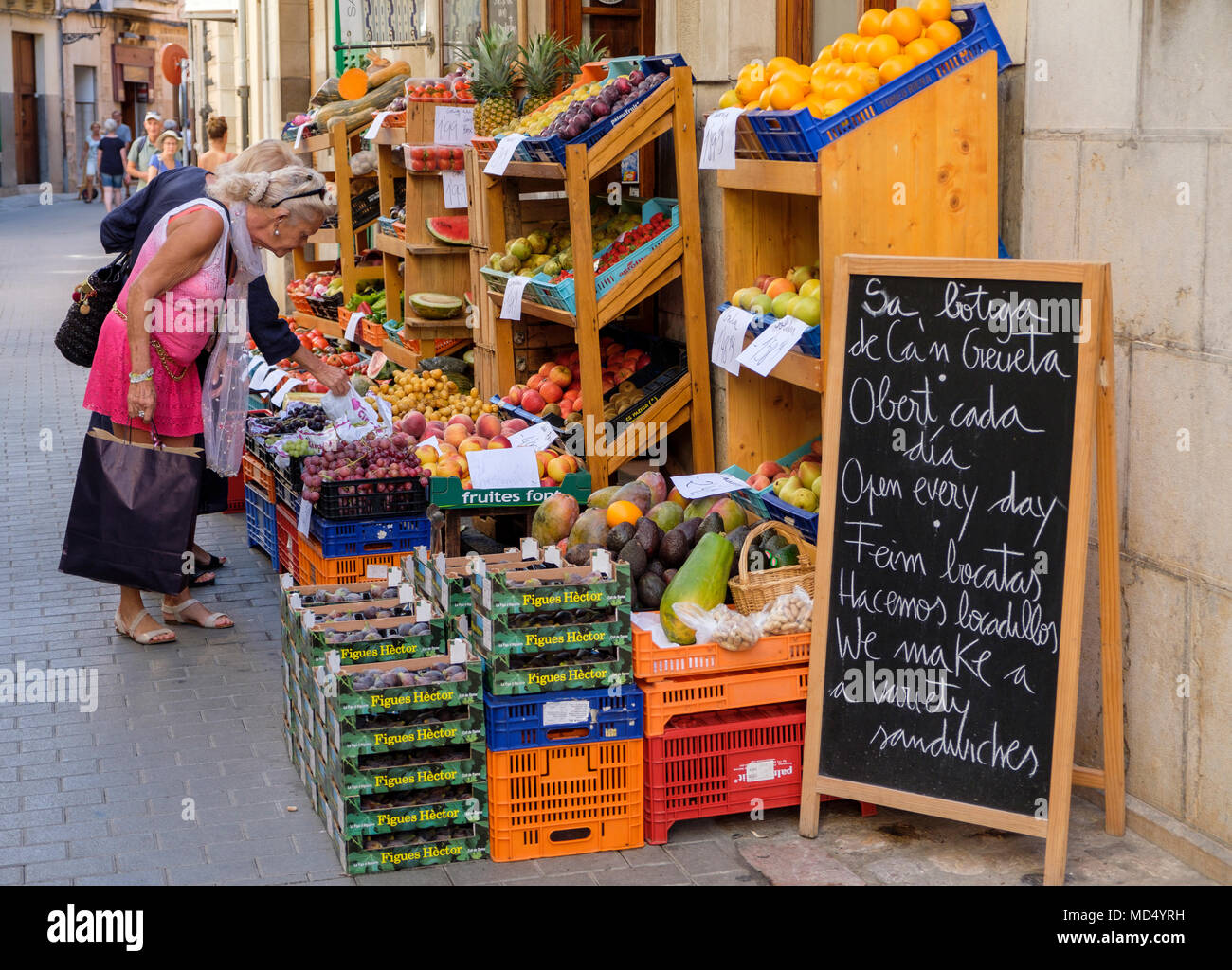 Small supermarket spain hi-res stock photography and images - Alamy