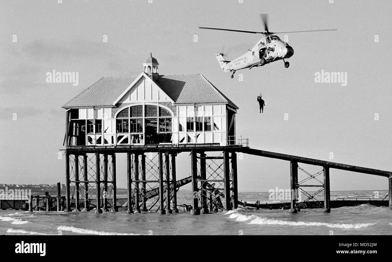 Lifeboat rescue storm hi-res stock photography and images - Alamy