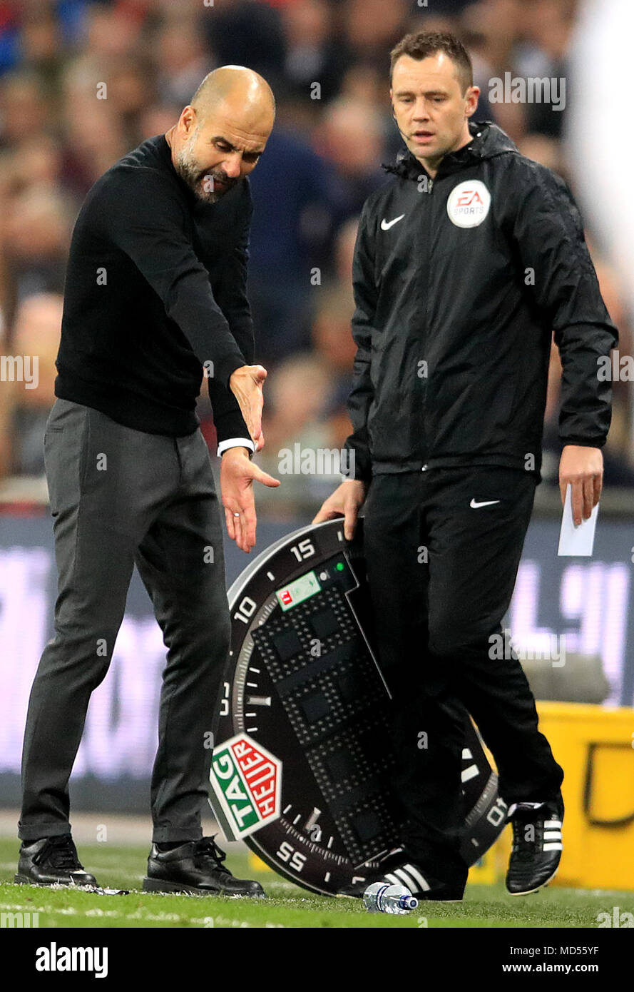 Assistant referee stuart attwell hi-res stock photography and images ...