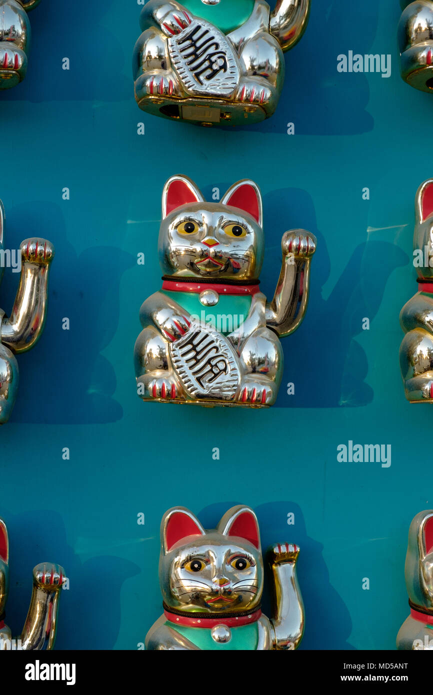 Japanese maneki-neko (beckoning cats Stock Photo - Alamy
