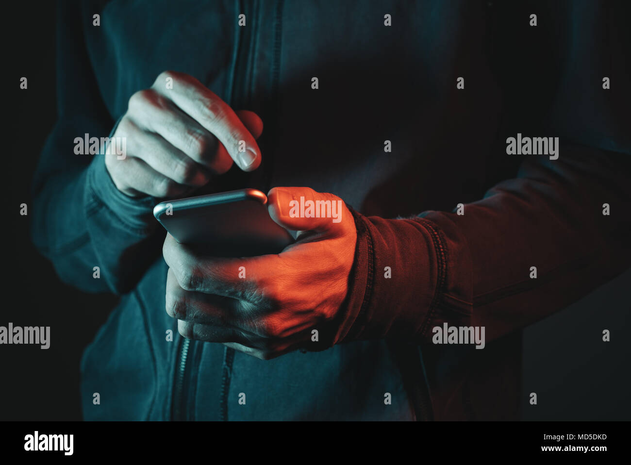 Casual man typing text message on smartphone, lifestyle and ...