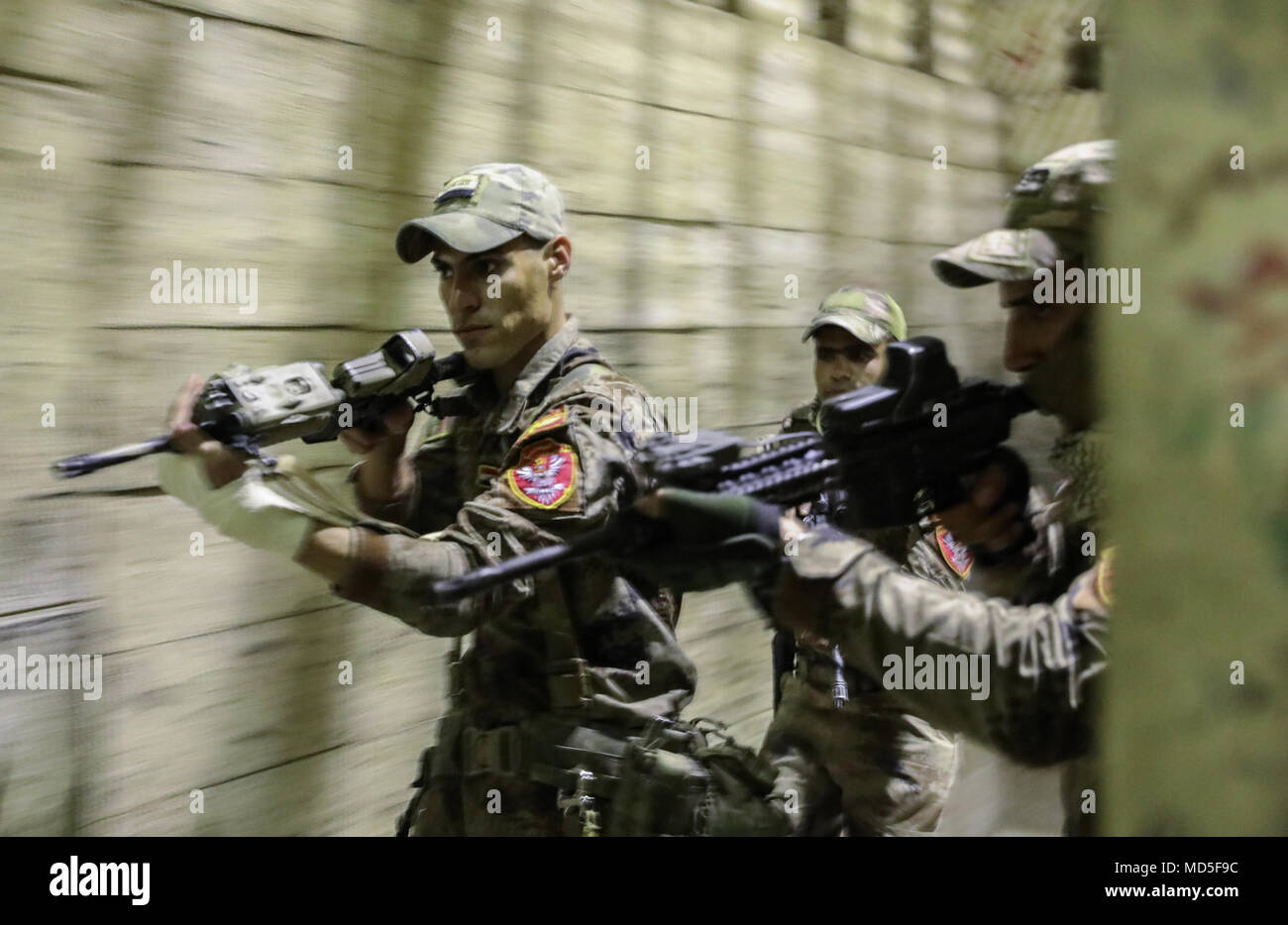 Soldiers with the Iraqi Counter-Terrorist Forces maneuver through a ...