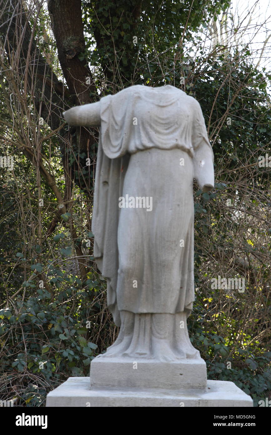 Headless memorial statue hi-res stock photography and images - Alamy