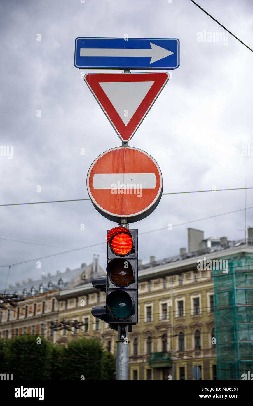 Traffic light shows red hi-res stock photography and images - Alamy