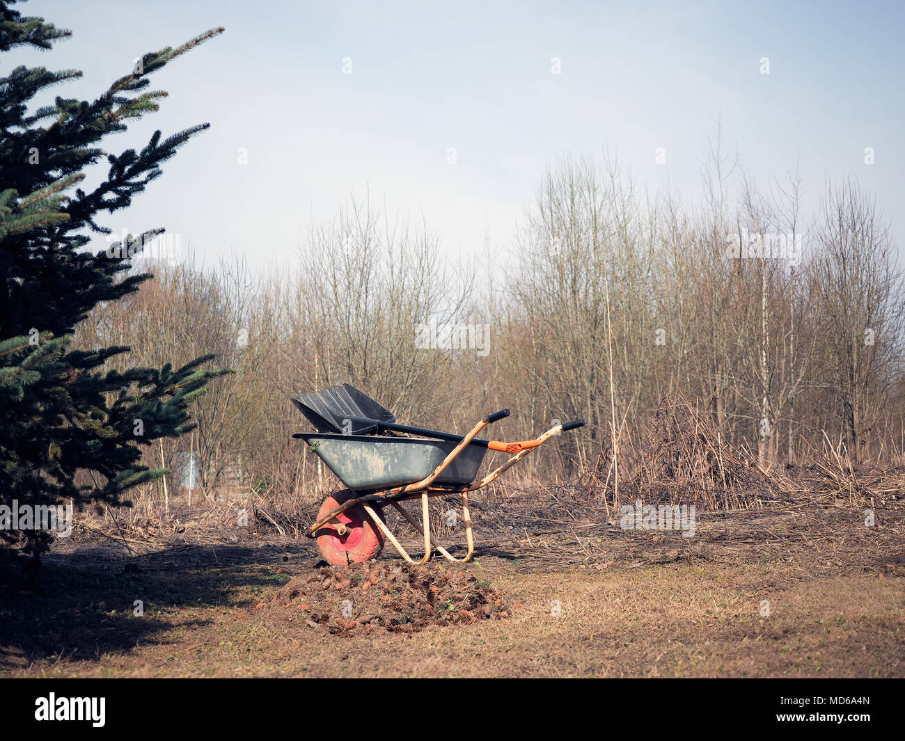 Garden cart and shovel. Rural works, improvement Stock Photo - Alamy