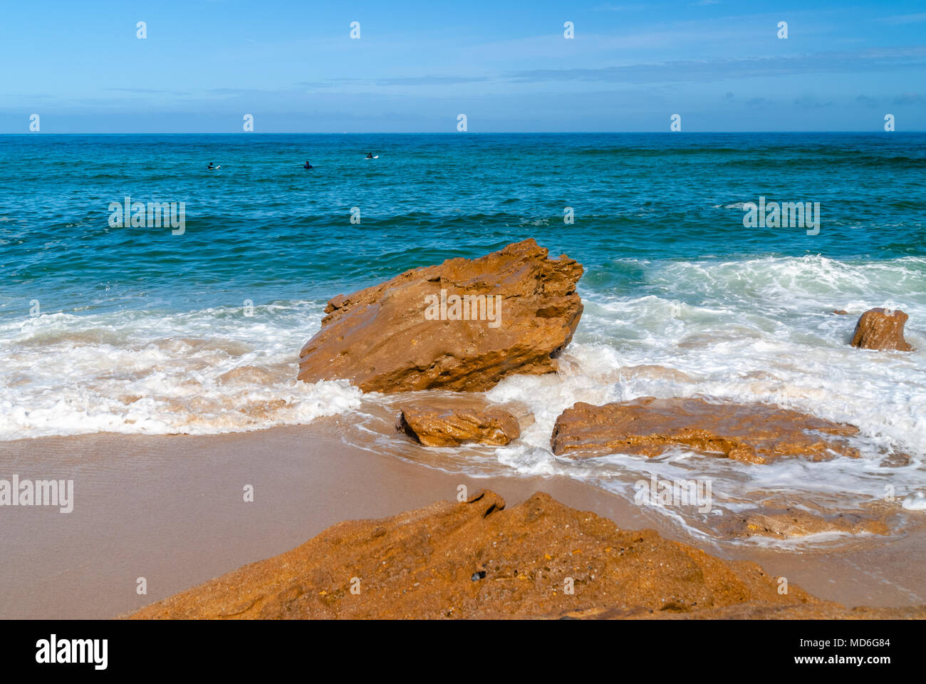 Storm waves breaking against rocks hi-res stock photography and images ...