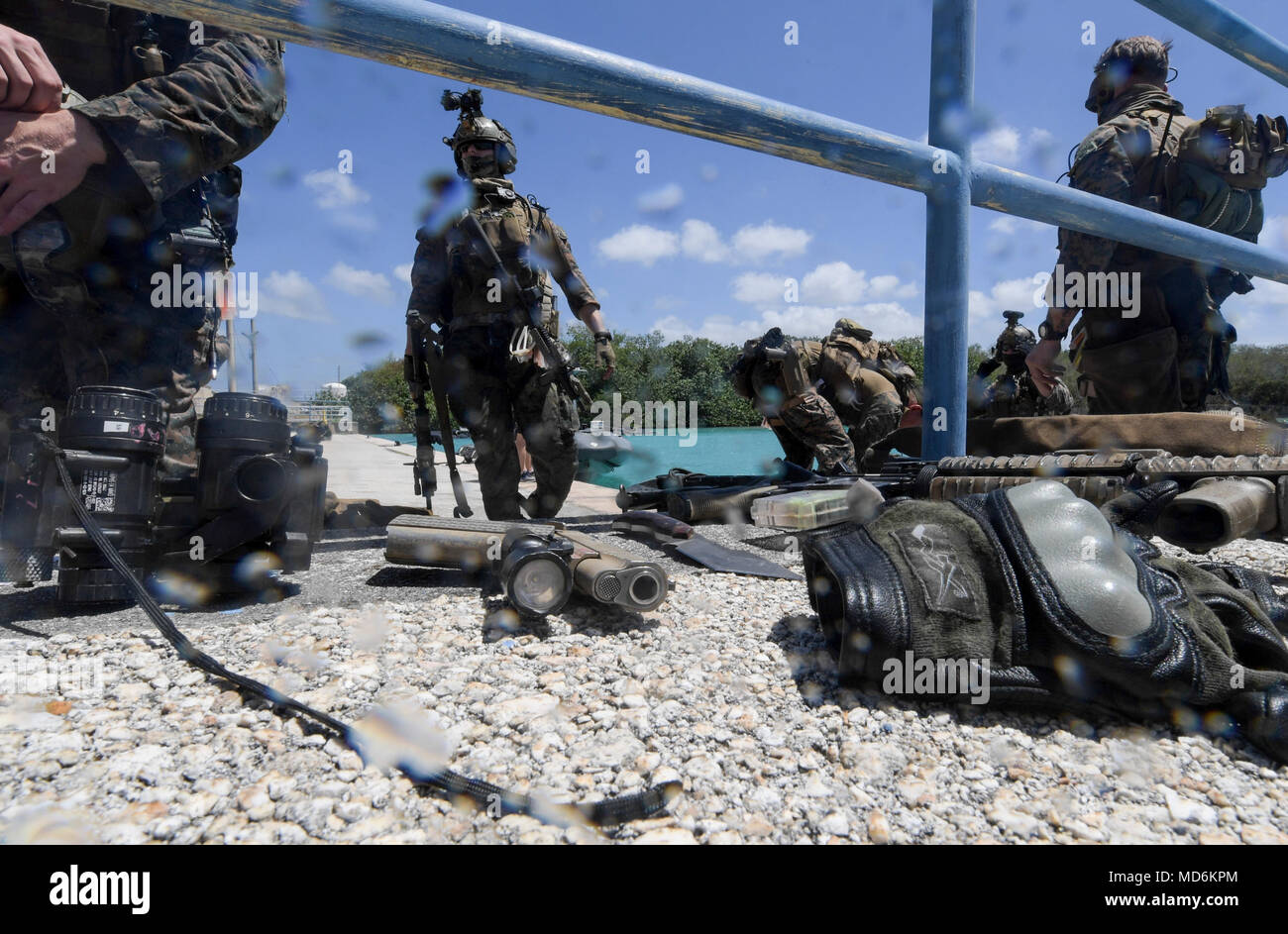 Force Reconnaissance Marines assigned to Force Reconnaissance Company ...