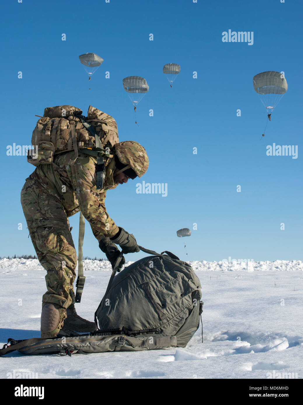 T 11 advanced tactical parachute system hi-res stock photography and ...