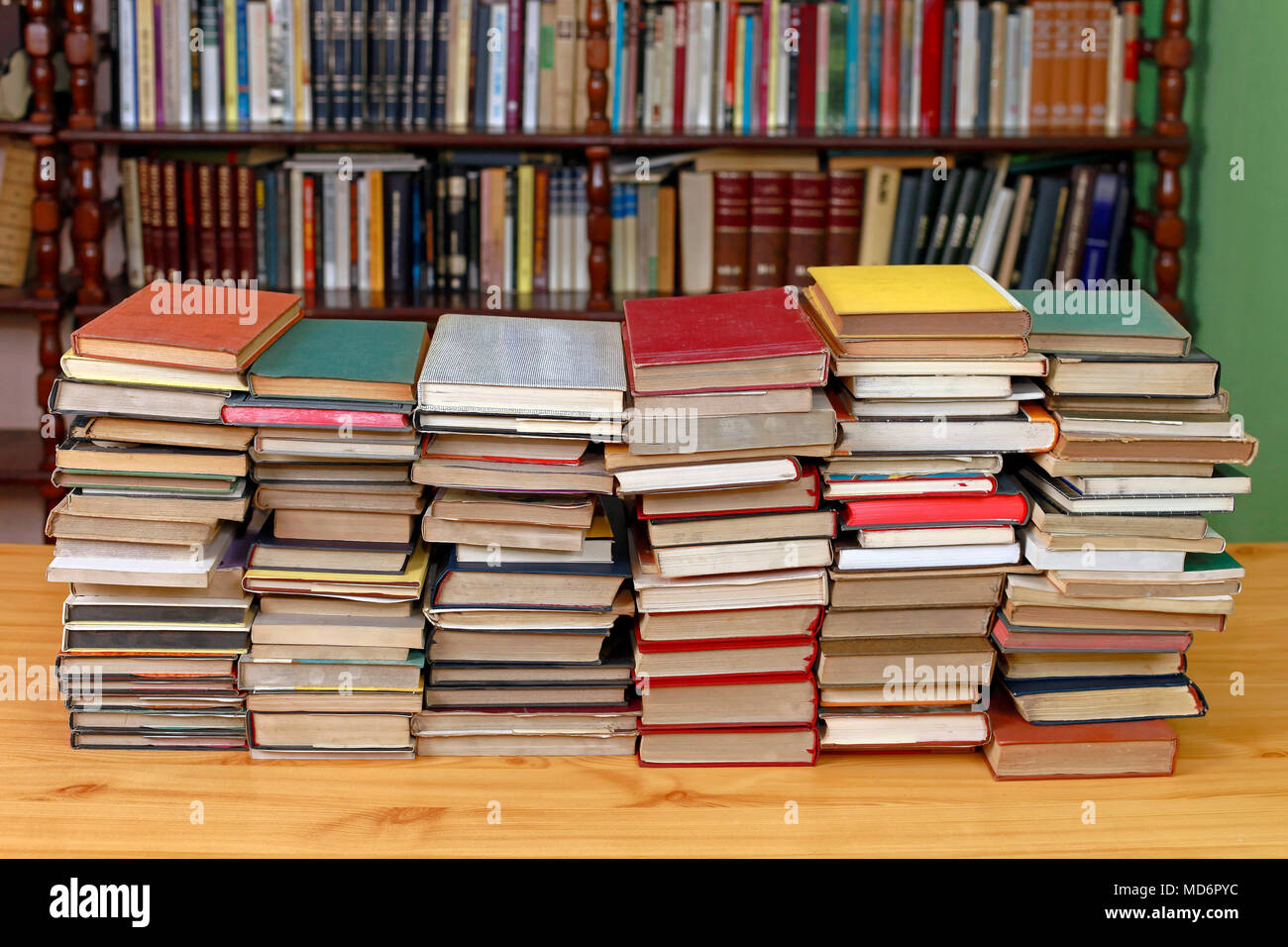 Large pile of books hi-res stock photography and images - Alamy