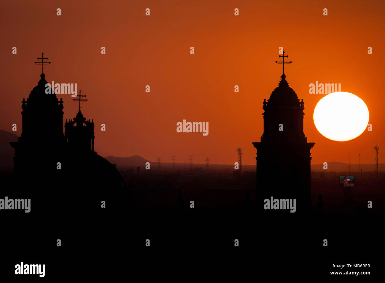 Sol al atardecer a contraluz de la catedral de Hermosillo Sonora Stock ...