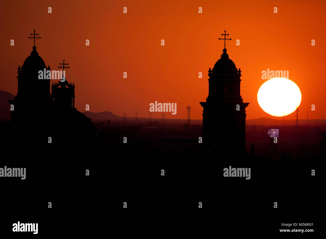 Sol al atardecer a contraluz de la catedral de Hermosillo Sonora Stock ...