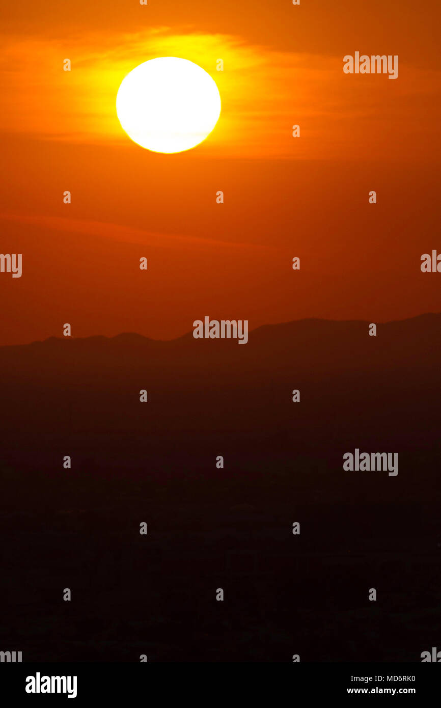 Sol al atardecer a contraluz de la catedral de Hermosillo Sonora Stock ...