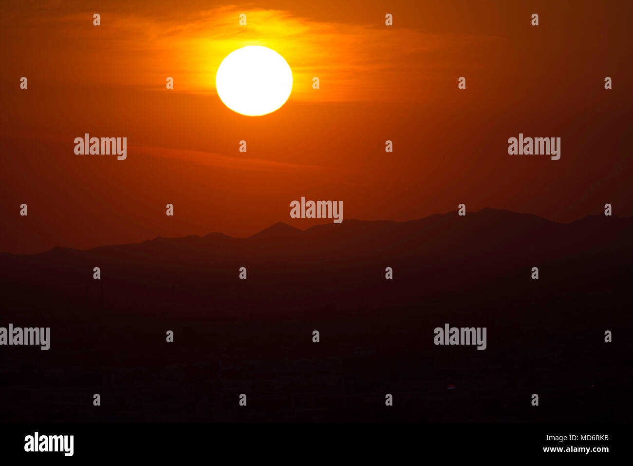 Sol al atardecer a contraluz de la catedral de Hermosillo Sonora Stock ...