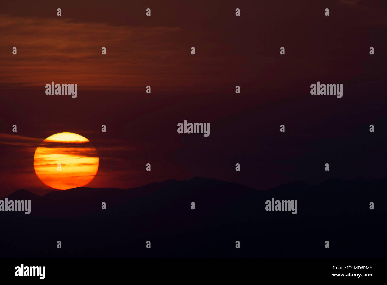 Sol al atardecer a contraluz de la catedral de Hermosillo Sonora Stock ...