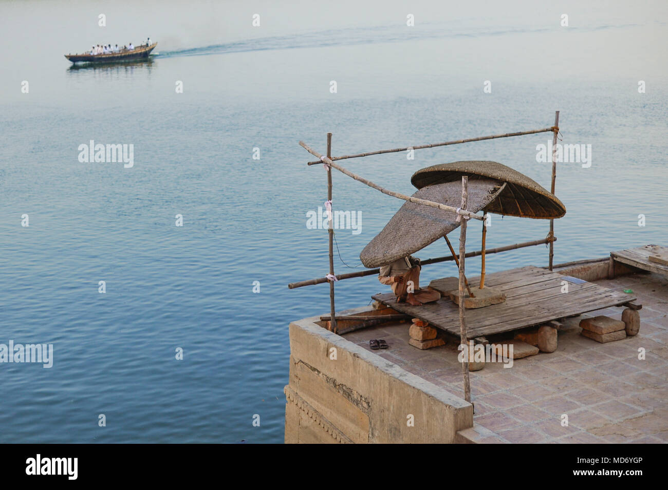 Rattan umbrellas and boat on the River Ganges, Varanasi Stock Photo - Alamy