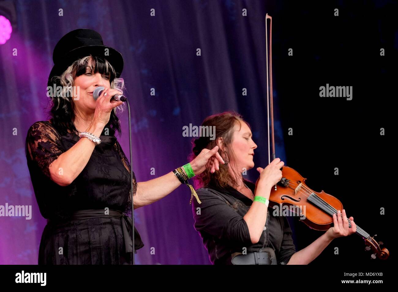 Quill vocalist Joy Strachan-Brain performing at at Cropredy Festival ...