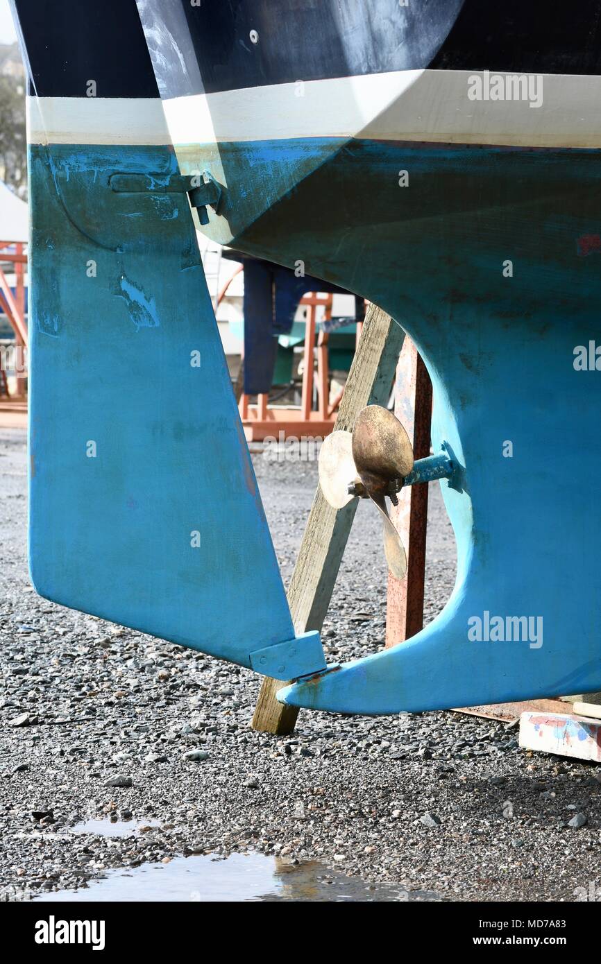 Rudder and screw propeller of a vessel in Kip Marina Stock Photo - Alamy