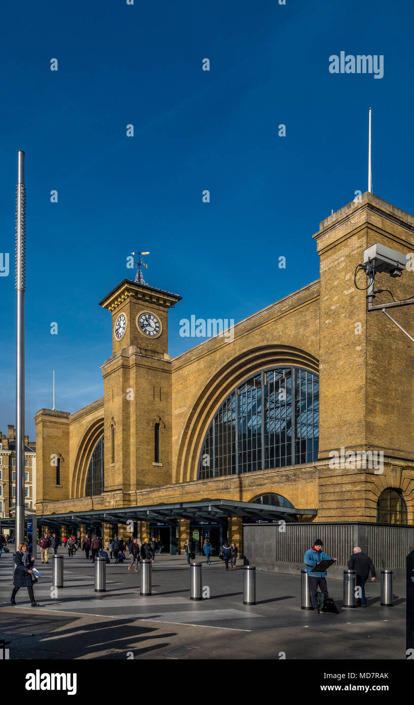 Kings cross london canopy hi-res stock photography and images - Alamy