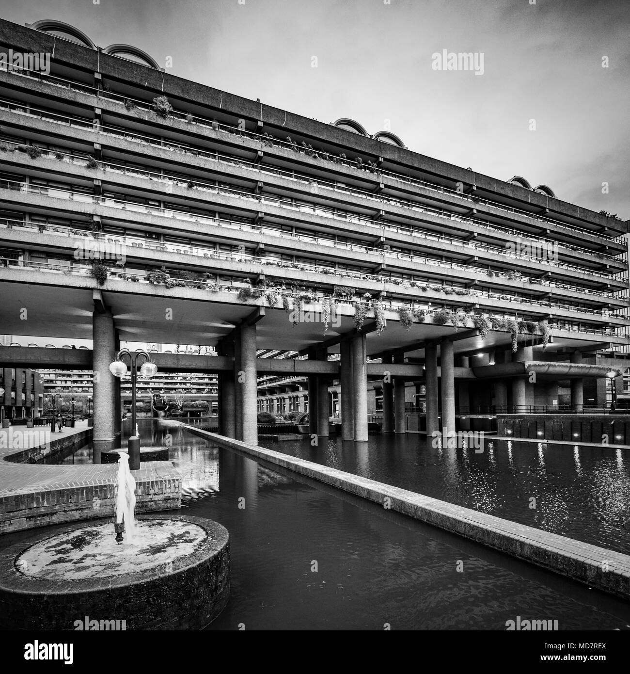 London building pillars hi-res stock photography and images - Alamy