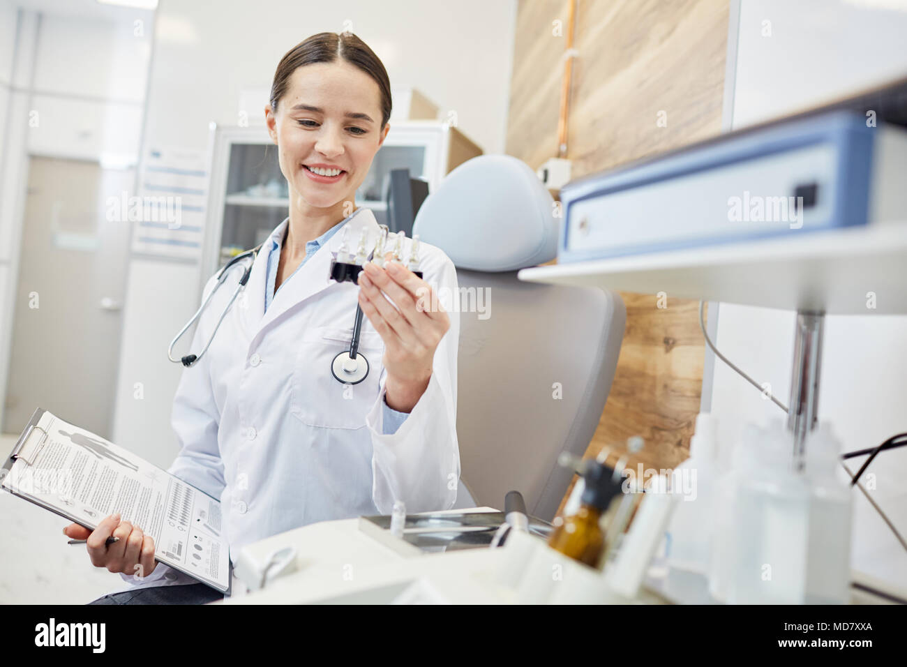 Doctor holding medicine hi-res stock photography and images - Alamy
