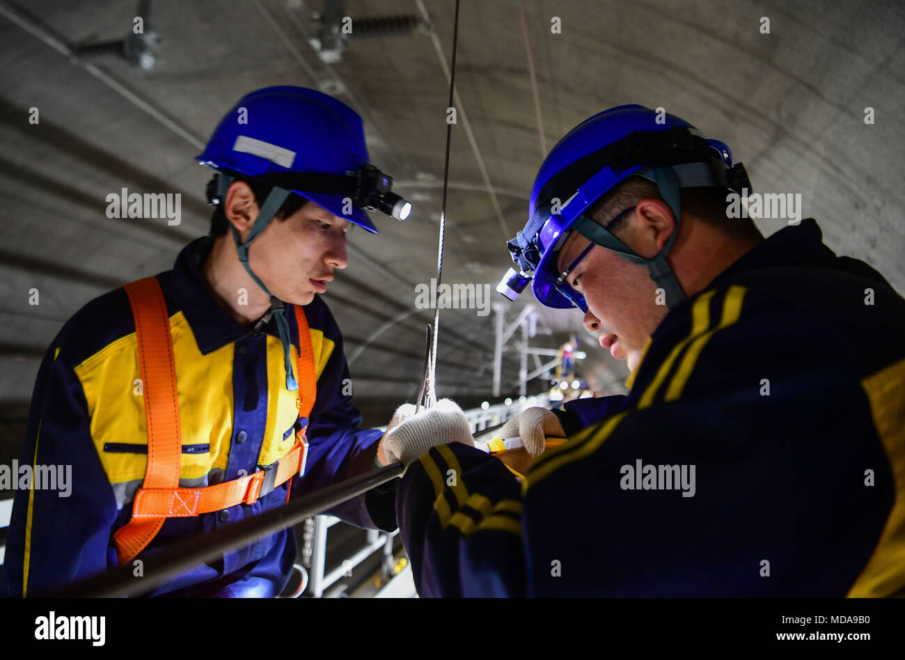 Live overhead line hi-res stock photography and images - Alamy