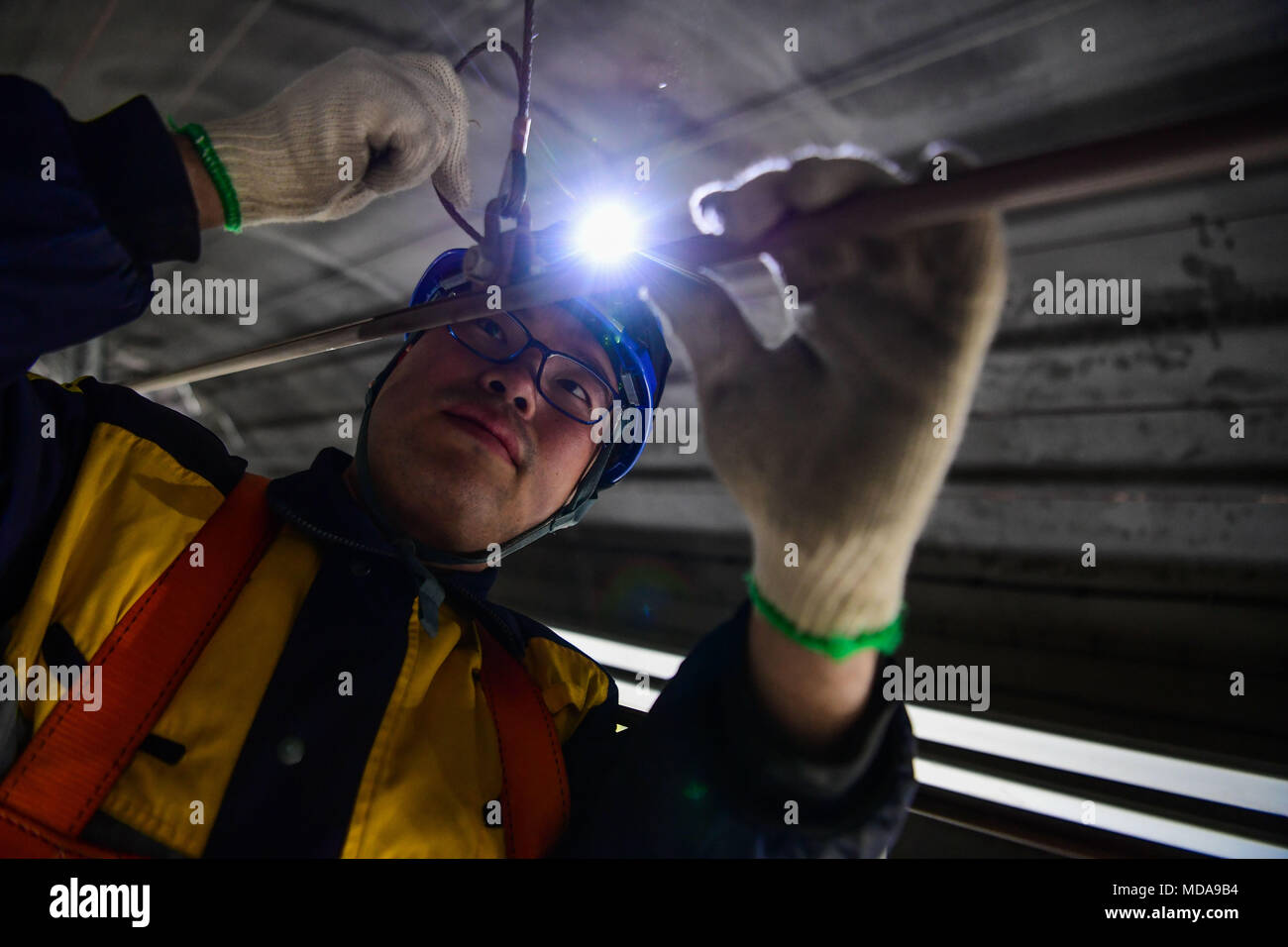 Live line electrician hi-res stock photography and images - Alamy