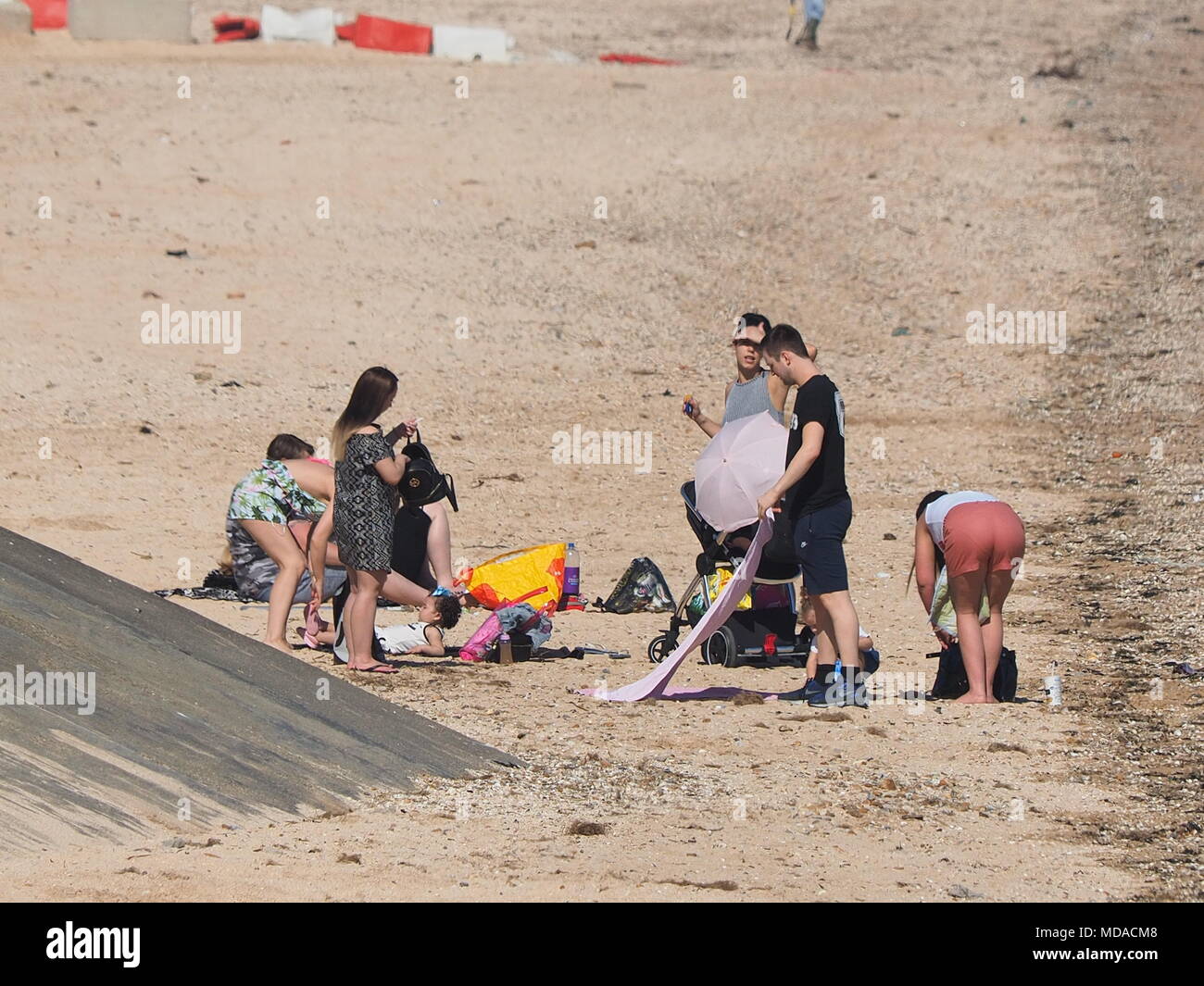 Leysdown on sea, Kent, UK. 19th April, 2018. UK Weather: a warm morning ...