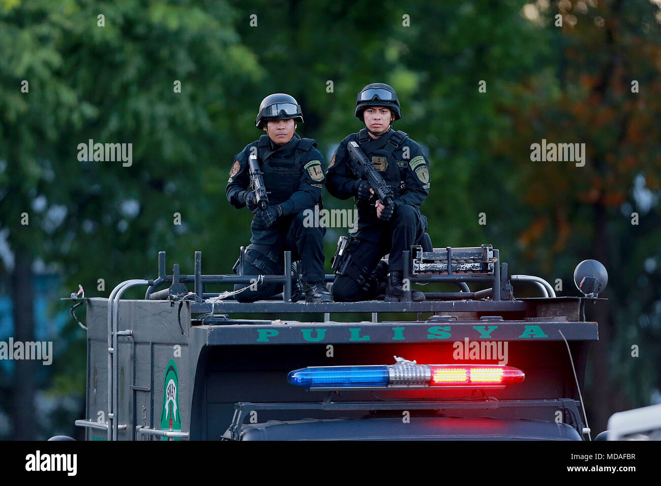 Quezon City, Philippines. 19th Apr, 2018. Members of the Philippine ...