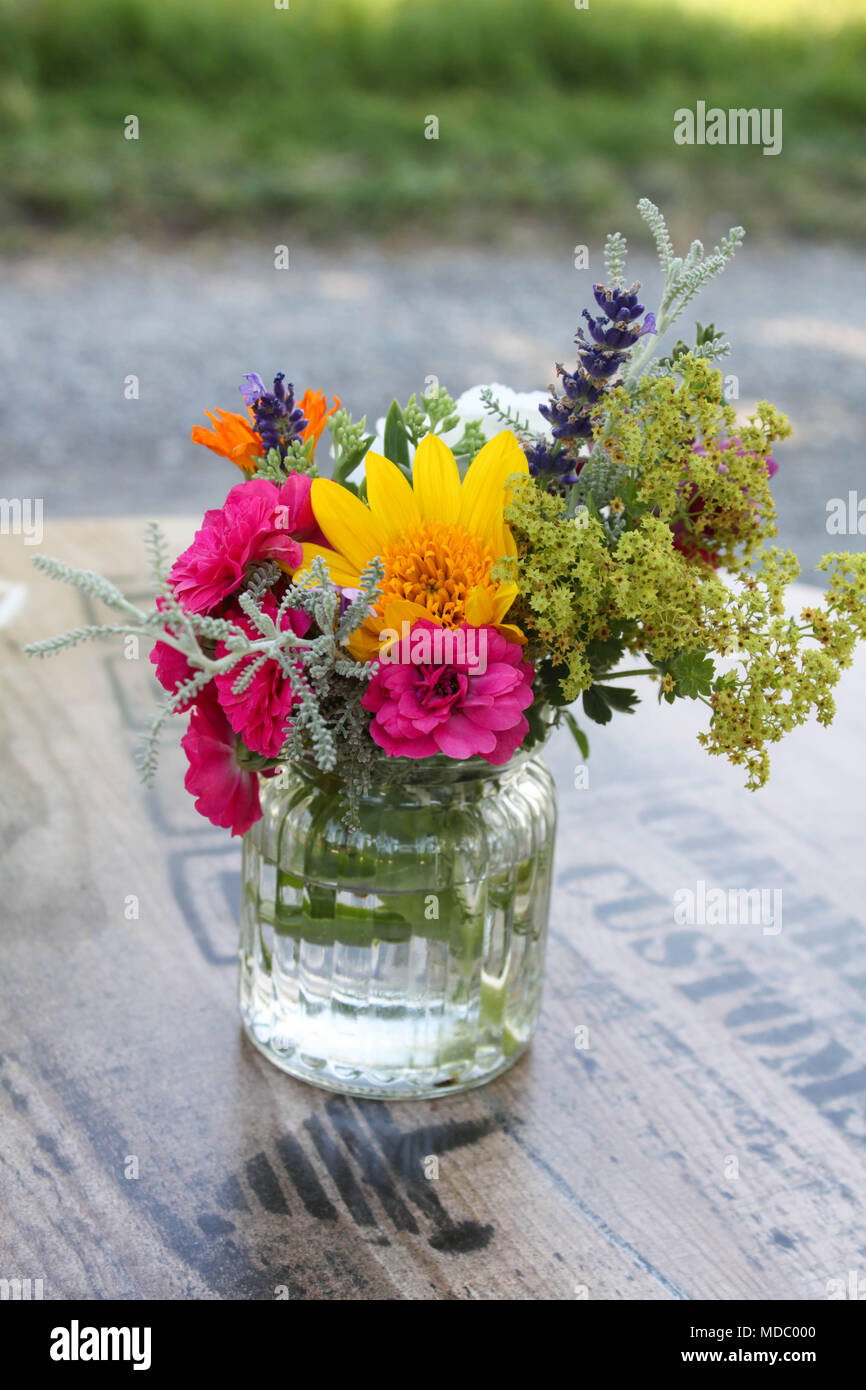 Summer bunch of flowers hi-res stock photography and images - Alamy