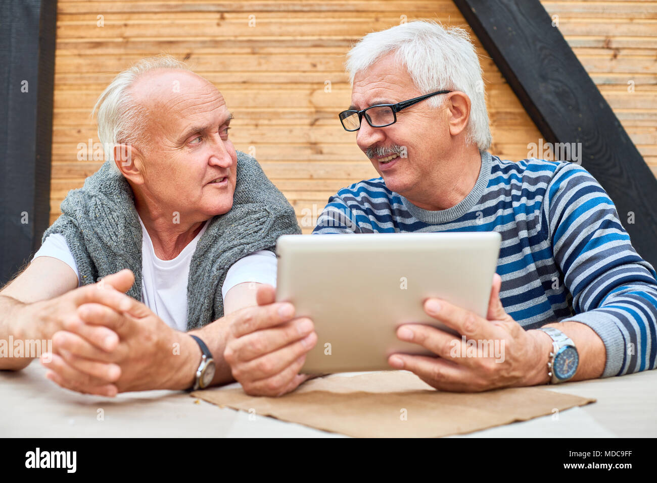 Elderly digital life hi-res stock photography and images - Alamy