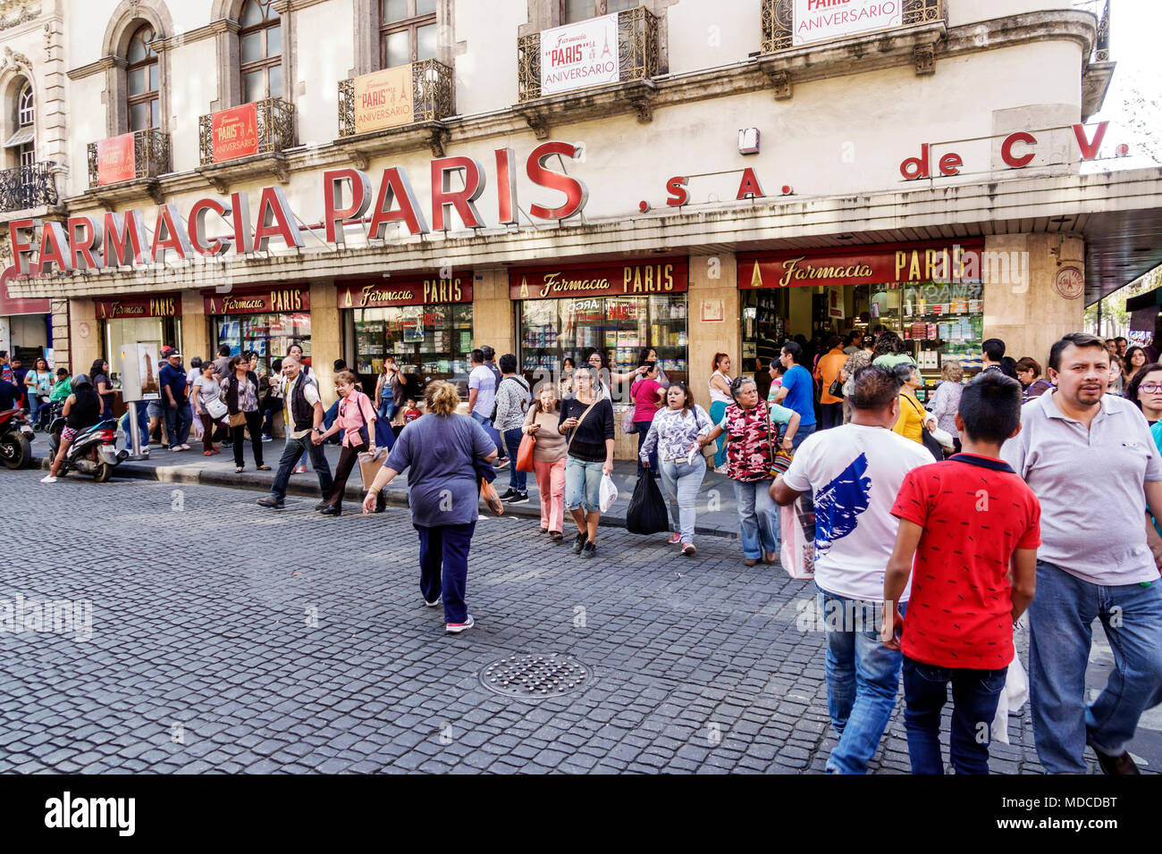 Crowded drug store hi-res stock photography and images - Alamy