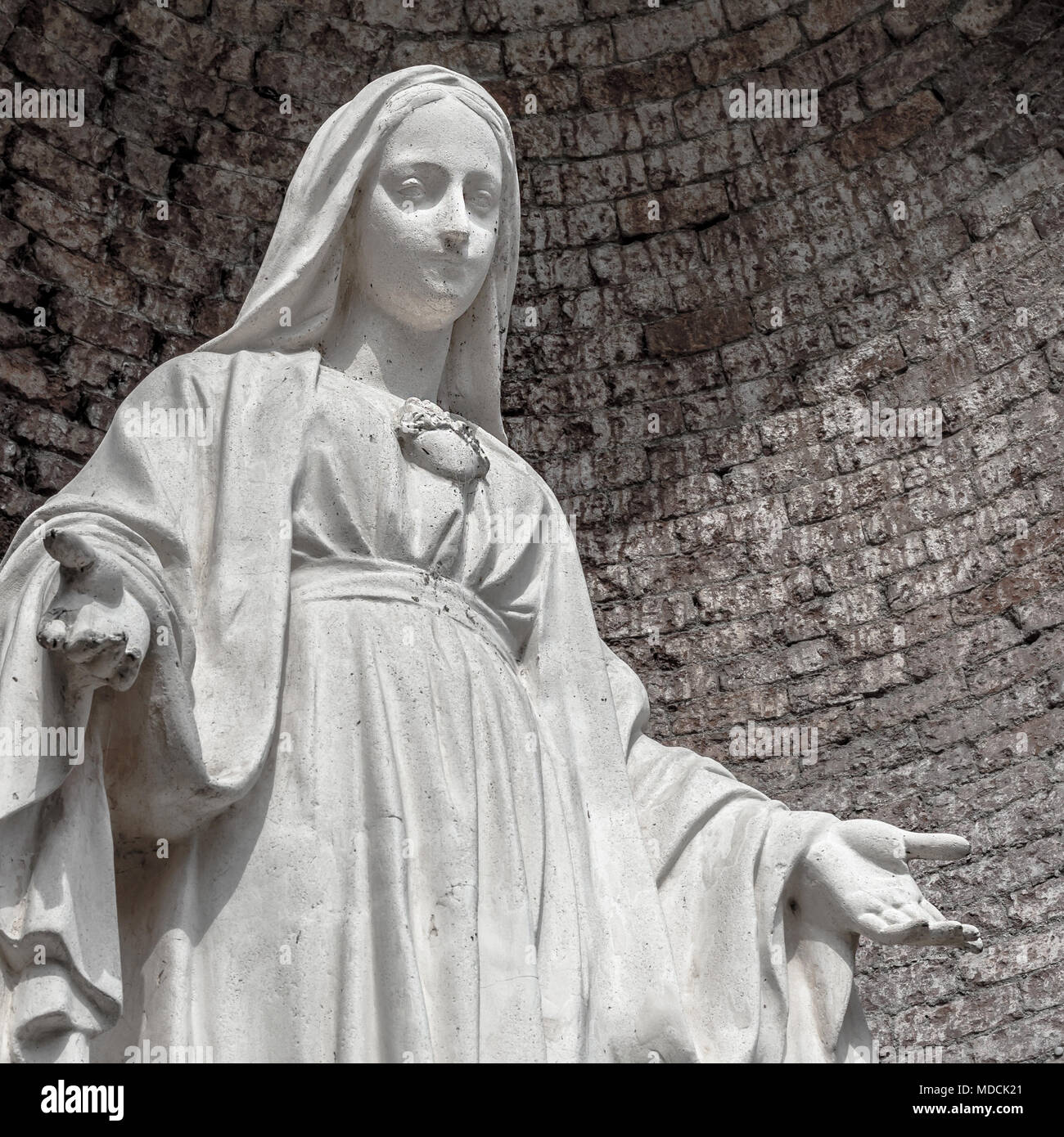 White virgin mary figure hi-res stock photography and images - Alamy