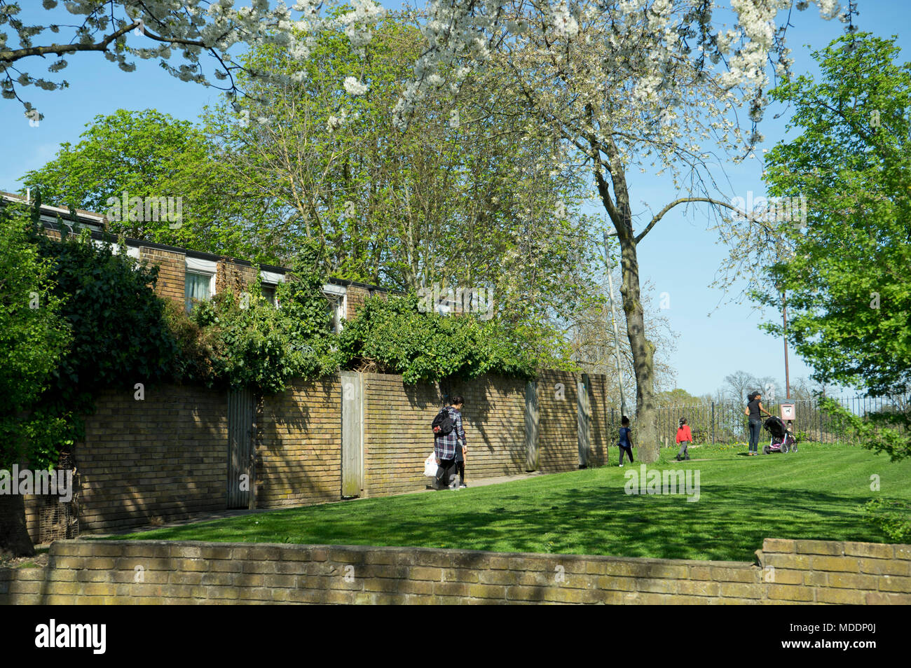 Council estate children england hi-res stock photography and images - Alamy