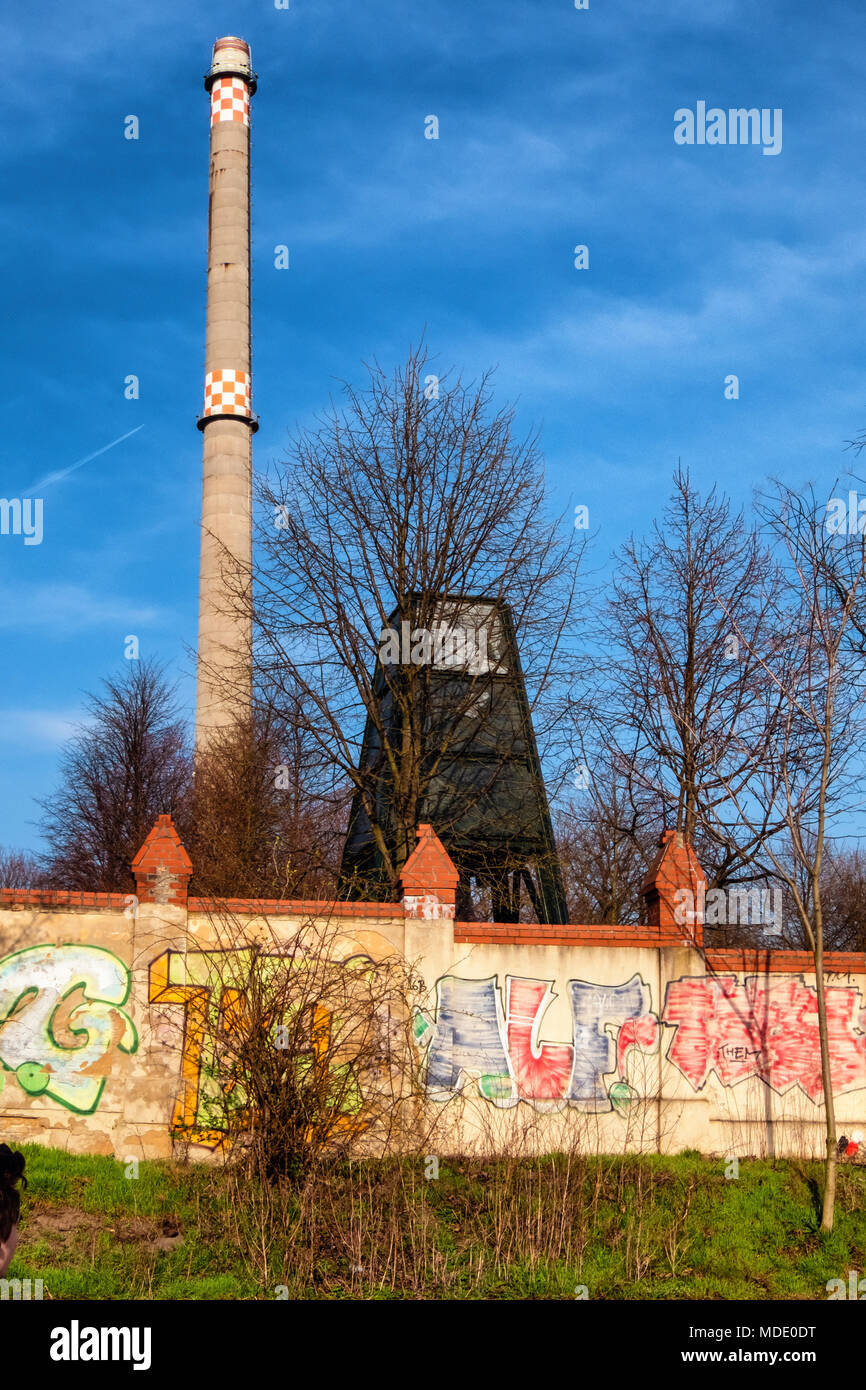 Berlin Mitte. Graffitti covered wall of Invaliden Cemetery, old ...
