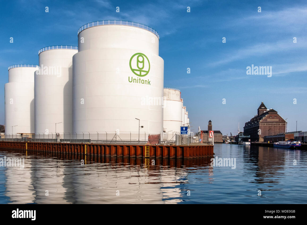 Oil storage building hi-res stock photography and images - Alamy
