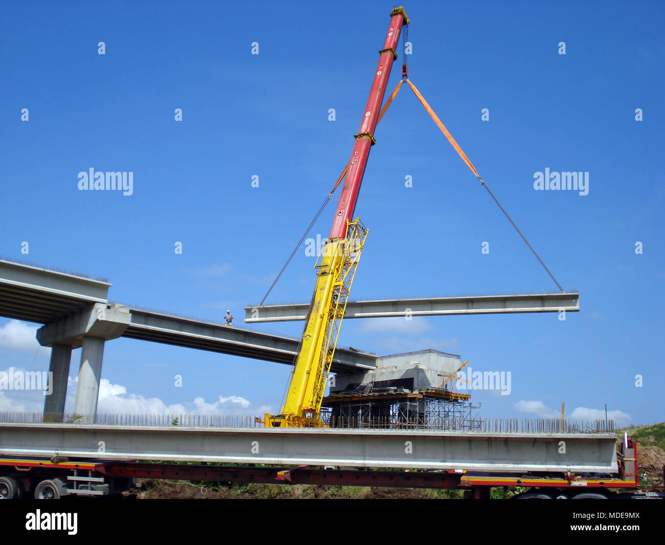 Crane fixed the concrete beam Stock Photo - Alamy