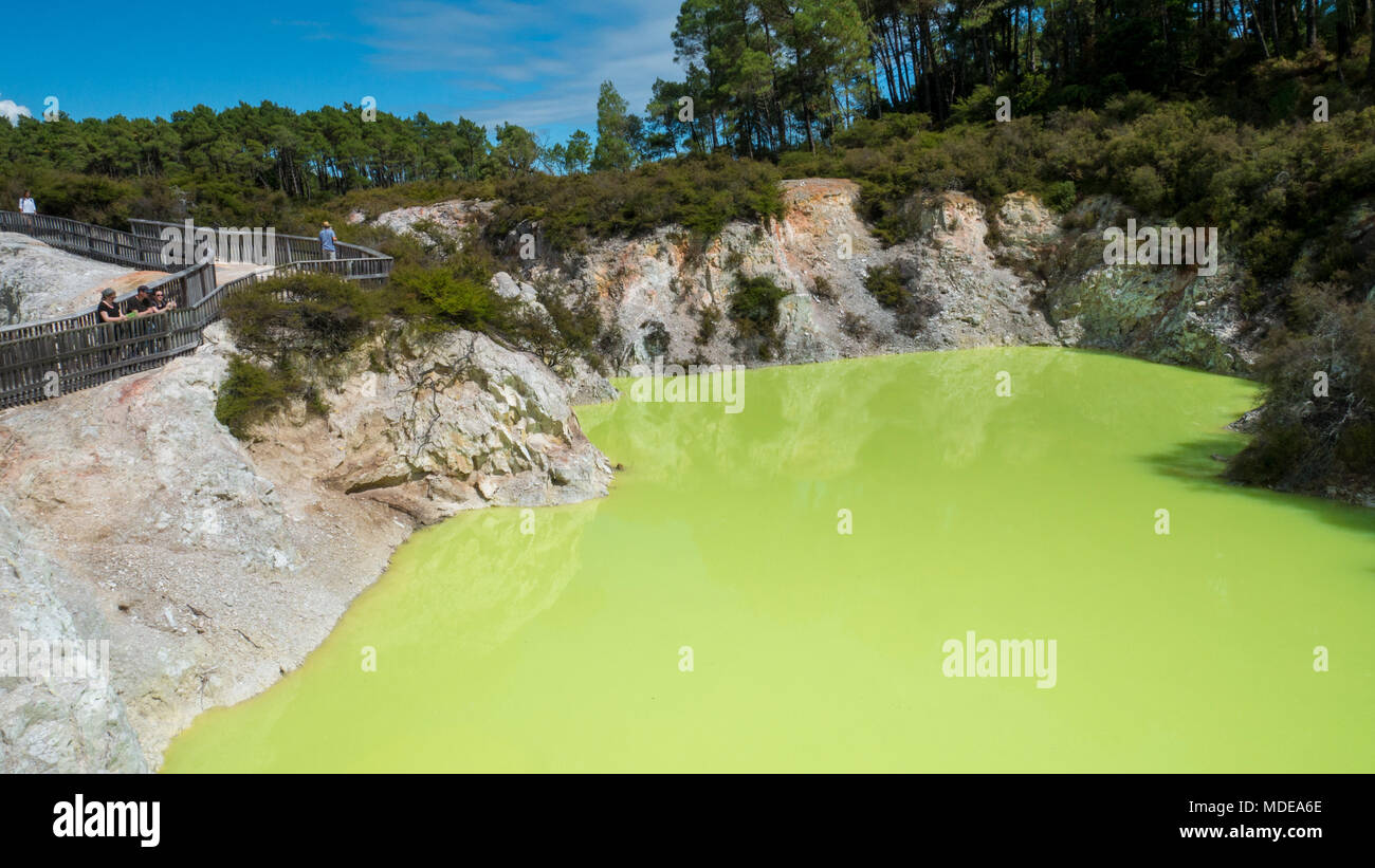 Green geothermal sulphuric pool display, Wai-O-Tapu thermal Wonderland ...